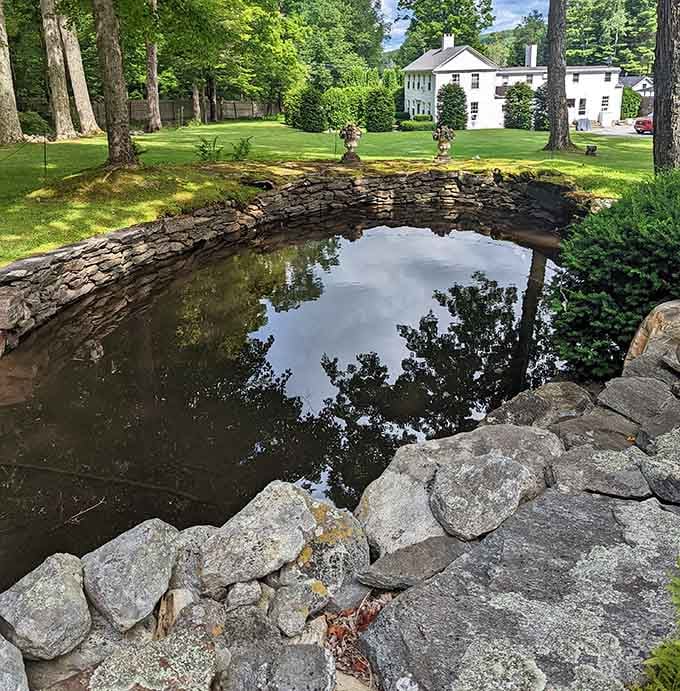 This reflecting pool is so perfectly still and beautiful, even your phone camera will feel like a professional photographer today.