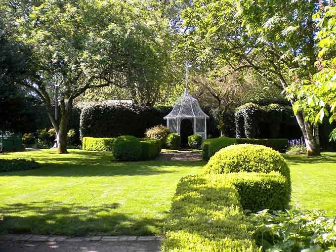 Manicured hedges, a white gazebo, and zero admission fee. Oregon, you've outdone yourself again.