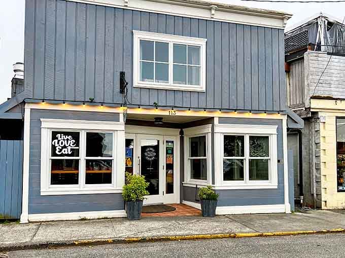 The Saltwater Fish House and Oyster Bar: where the Pacific Northwest's finest seafood gets the respect it deserves.