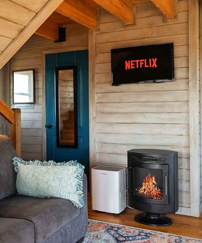Netflix in a treehouse above the Blue Ridge Mountains. Your couch at home is officially jealous.