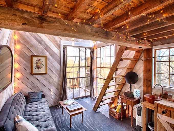 String lights, a tufted sofa, and an antique gramophone walk into a treehouse, and somehow it all makes perfect sense.