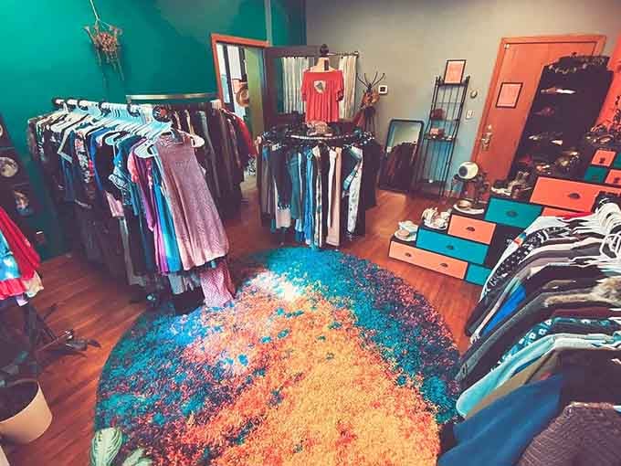 Colorful, organized, and bursting with personality, this interior proves thrift shopping can feel like a genuine adventure.