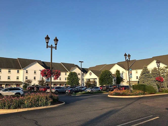 Warm lamplight and blooming flower baskets welcome you to Shipshewana's tidy lodging, where the pace of life slows down beautifully.