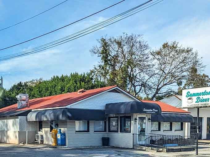 That rust-red roof and tidy black awning give this small-town gem a quiet confidence that speaks louder than any billboard.