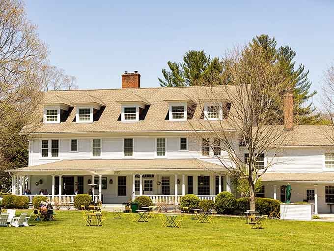 The White Hart Inn: the kind of welcoming porch that makes you want to cancel your return trip home.