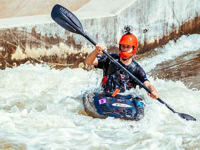 Full commitment, zero hesitation. This kayaker is having the kind of afternoon that makes great stories at dinner.