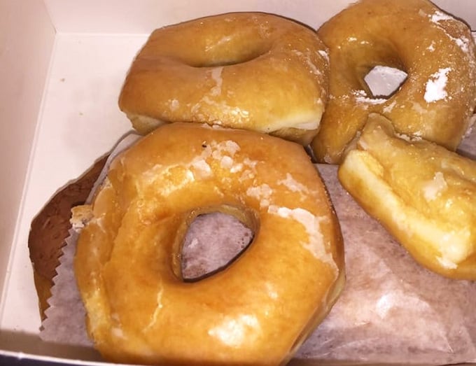 Golden perfection that would make King Midas jealous, if he were into carbs instead of precious metals.