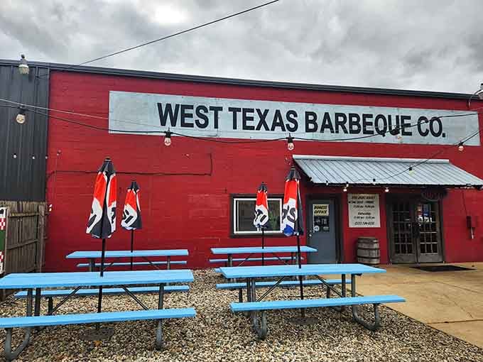 Texas flags flying proud and picnic tables ready—this Jackson spot brings Lone Star BBQ traditions up north.