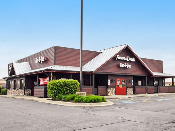 The corner location and classic design make this spot easy to find when your barbecue cravings come calling.