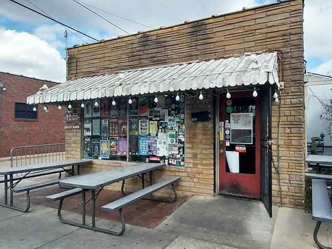 Those picnic tables and sticker-covered red door at SAW's say "come as you are," and the barbecue says "stay awhile."