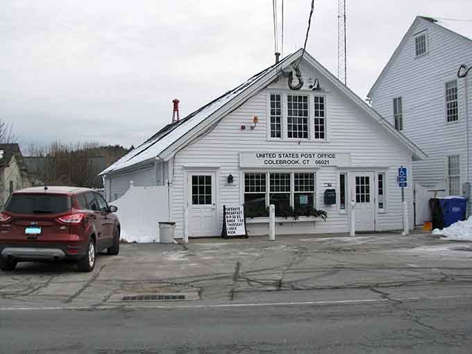 Yes, that's a post office, and yes, it's somehow one of the most charming buildings you'll see all weekend.