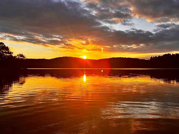 When the sun hits the water like this, even your phone camera becomes a professional photographer.