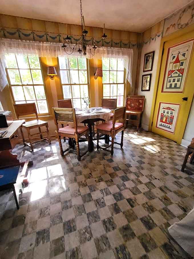 Sunlight pours into this cheerful vintage dining room, where legendary guests once pulled up a chair.