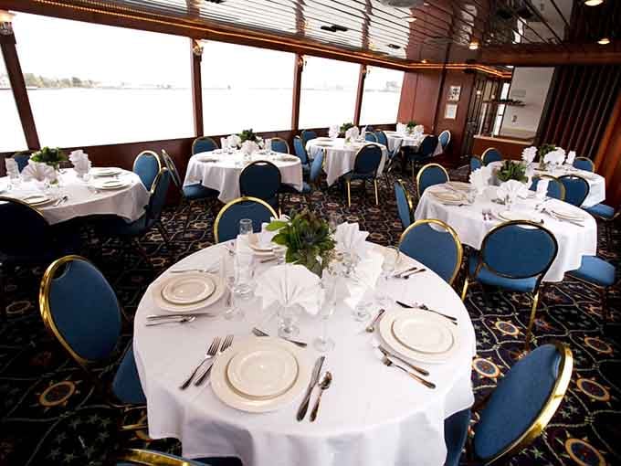 White tablecloths, big windows, and Lake Superior right outside. Someone clearly thought this through very carefully.