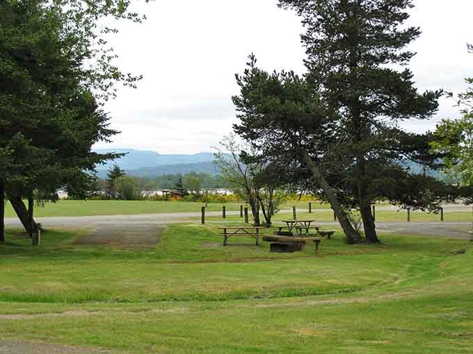 Open skies, mountain views, and a picnic table waiting patiently. Vista Park's scenery does all the work.