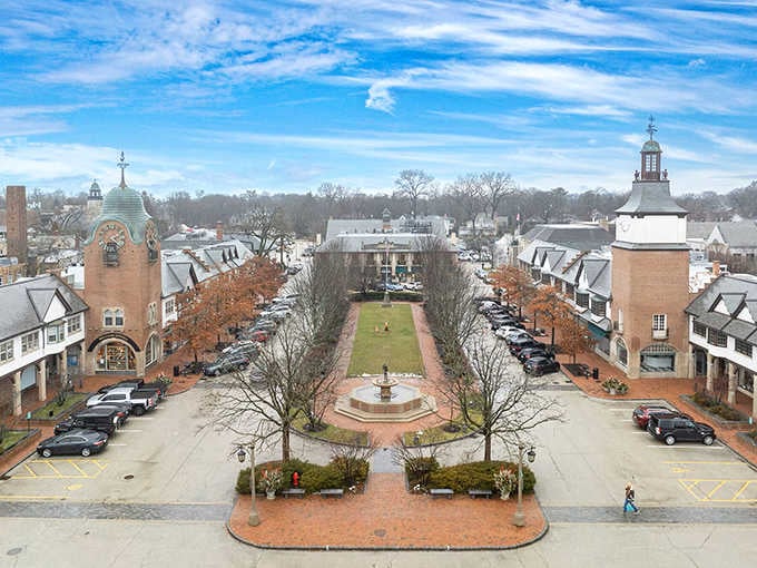 Market Square in Lake Forest is so perfectly symmetrical and lovely, it looks like a movie set for a feel-good film.