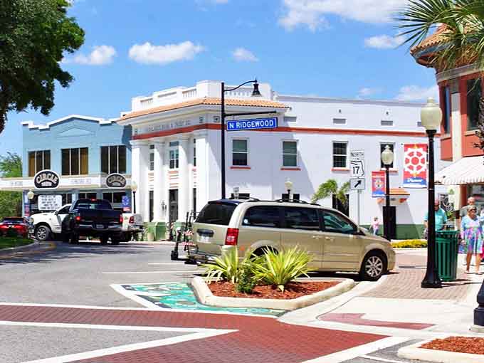 North Ridgewood Avenue in Sebring on a sunny afternoon is the kind of scene that makes you want to park and wander.