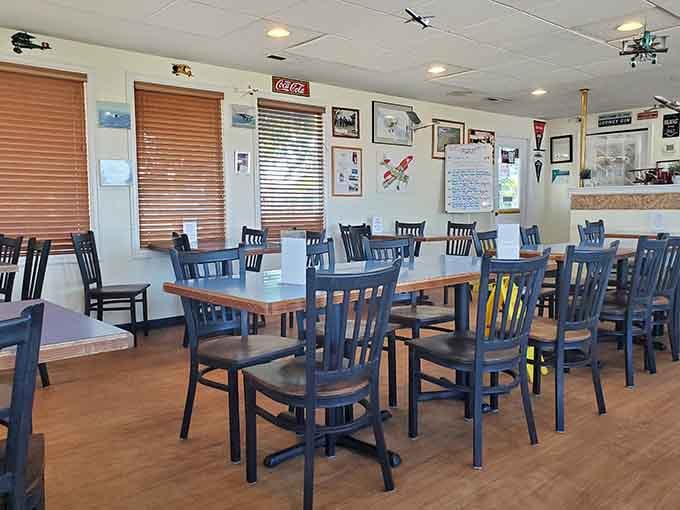 Model planes overhead, aviation photos on the walls, and a Coca-Cola sign for good measure — the Starduster's dining room has personality to spare.
