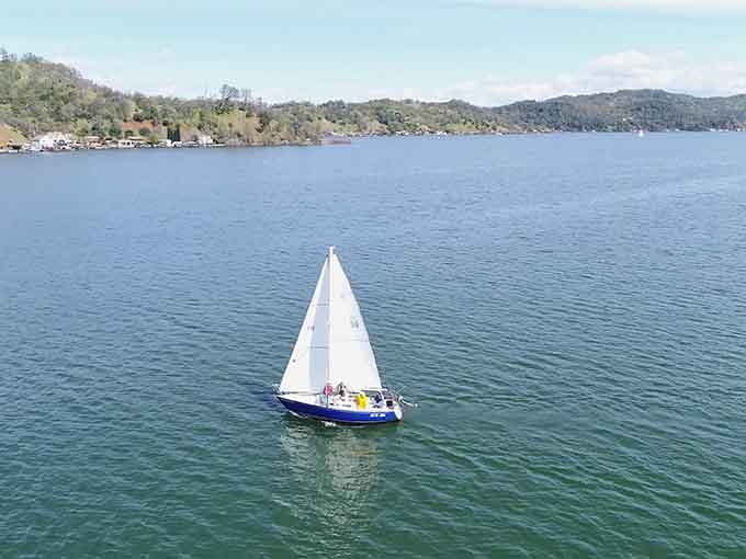 One sailboat, one enormous lake, and zero traffic. California dreaming, but make it affordable.