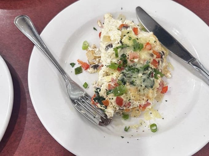 Colorful vegetables, melted cheese, fresh green onions, this veggie omelette is proof that breakfast can be both virtuous and delicious.