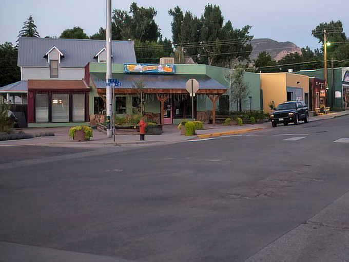 Even at dusk, Paonia's side streets have that rare small-town quality of feeling both sleepy and completely alive at once.