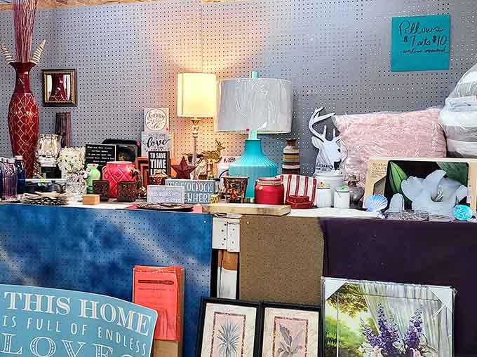 A turquoise lamp, cozy pillows, and cheerful signs, this vendor booth feels like a warm hug for your living room.