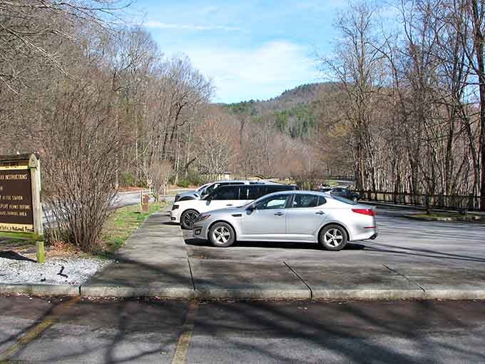The parking area is easy, organized, and blissfully close to one of the East's greatest natural wonders.