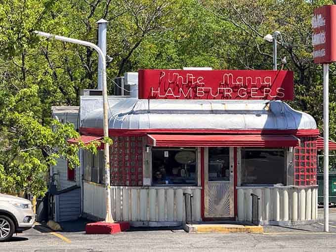 Surrounded by spring greenery, this compact burger haven proves the best things really do come in small packages.