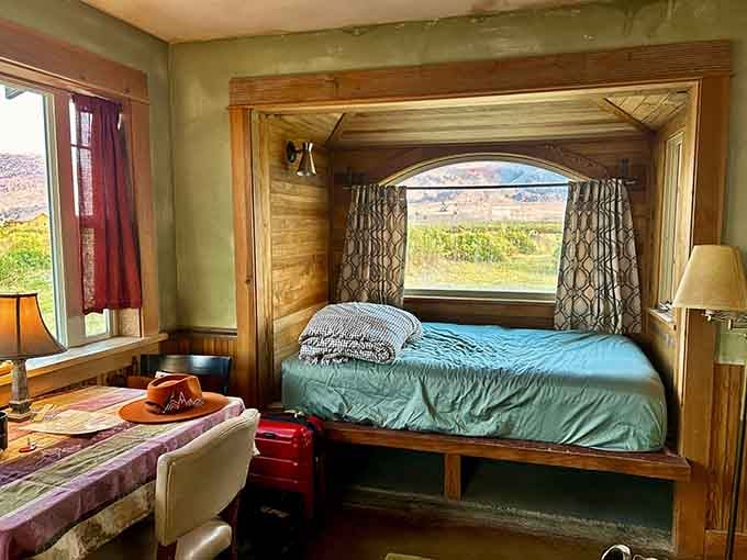 Wake up to desert views that'll make you forget all about your television back home&mdash;who needs Netflix anyway?