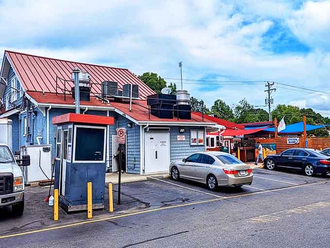 That little carry-out booth at Wicker's sitting beside the oyster bar sign is proof that great crab comes in all formats.