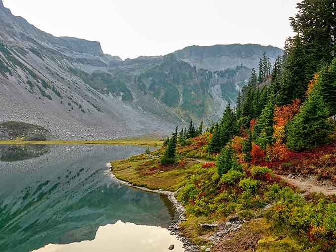 Red, orange, green, and a lake so still it looks like glass. Washington really outdid itself on this one.