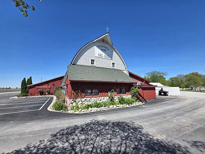 Richards Farm Restaurant looks exactly like the kind of place that makes you loosen your belt happily.