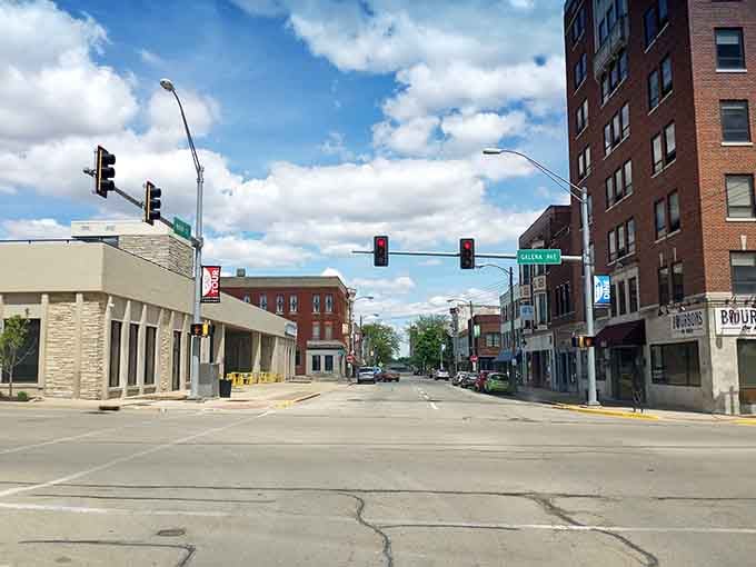 Wide streets and clear sightlines make navigating downtown easier than finding your reading glasses on your own head.