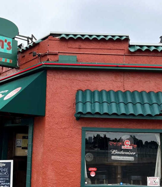 This Colorado Dive Bar Looks Like Nothing From Outside, But The Cajun Food Will Blow You Away