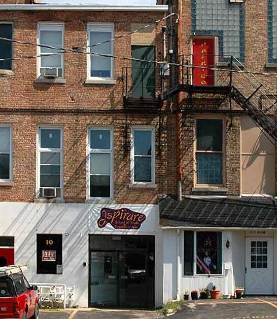 This Tiny Illinois River Town Is So Charming, It Feels Like Stepping Into A Storybook