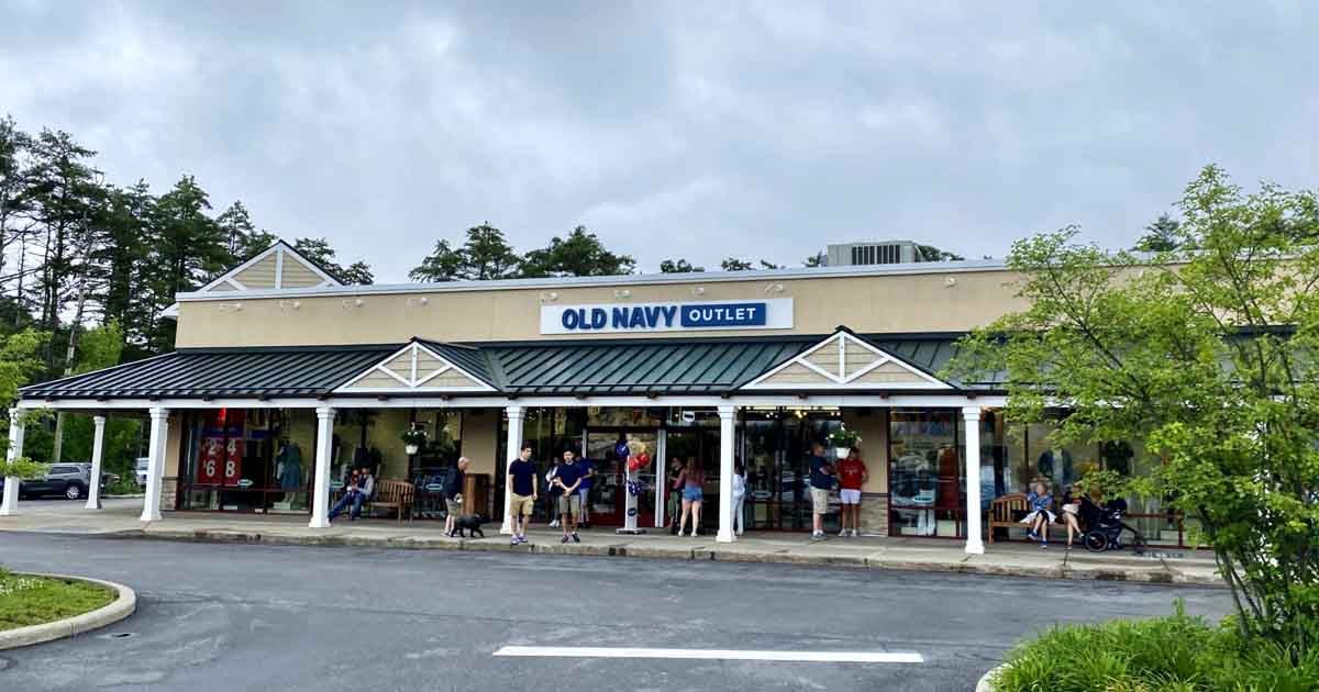 This Massive Outlet Mall In New York Is A Bargain Hunter's Dream Come True