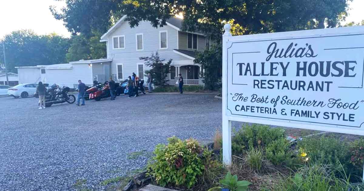 Get In Line Early For The Mouthwatering Fried Chicken At This North ...