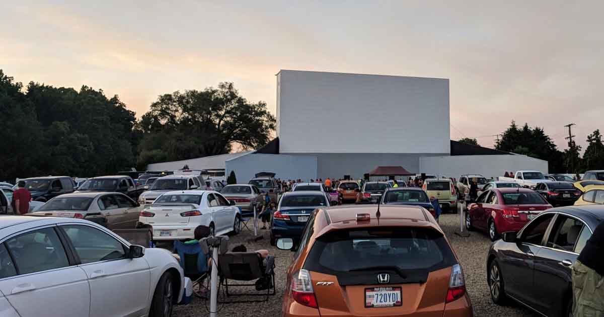 Defiance Drive In The Old-School Ohio Drive-In Theater Where You Can Catch 2 Movies For $11