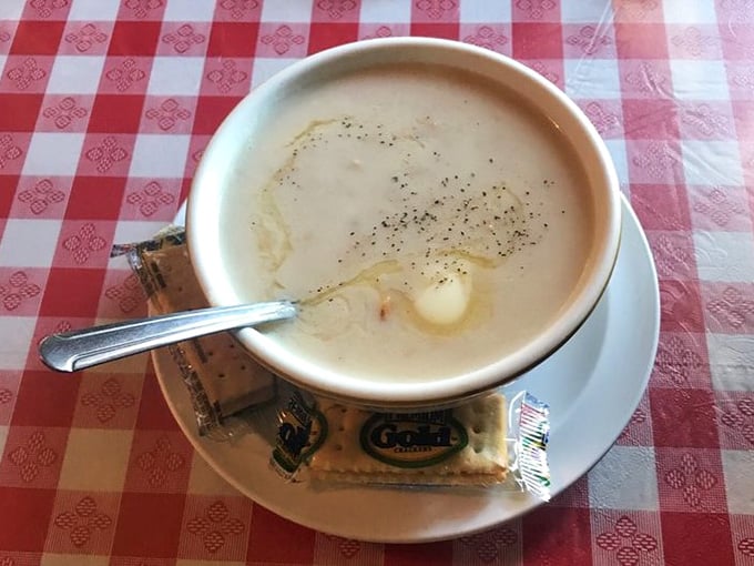This Quirky Washington Diner Has A Ceiling Covered In Cash And You Have ...