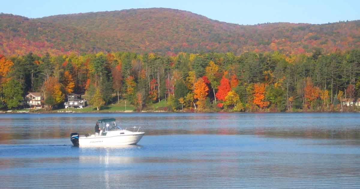 The 11 Most Crystal-Clear Lakes In Massachusetts That Look Like Something Out Of A Movie