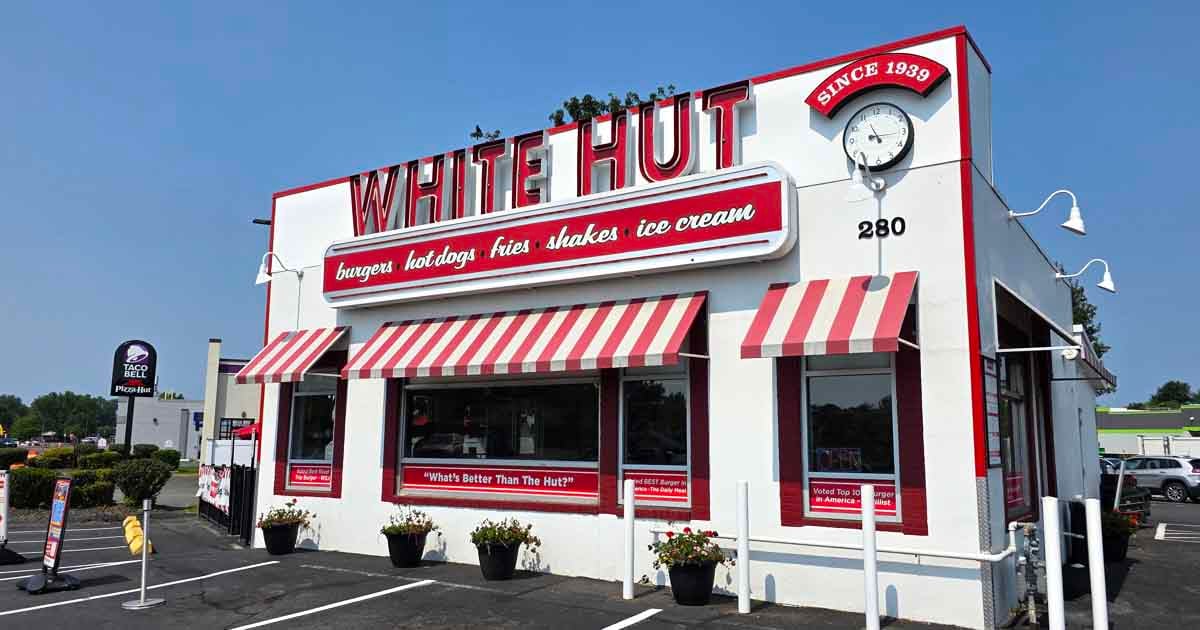 This Tiny Burger Joint In Massachusetts Has Been Using The Same Recipe Since 1939 And There's A Reason Why