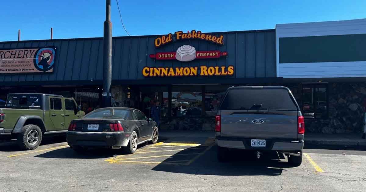 The Missouri Bakery With Cinnamon Rolls So Famous People Line Up Before Dawn To Get Them