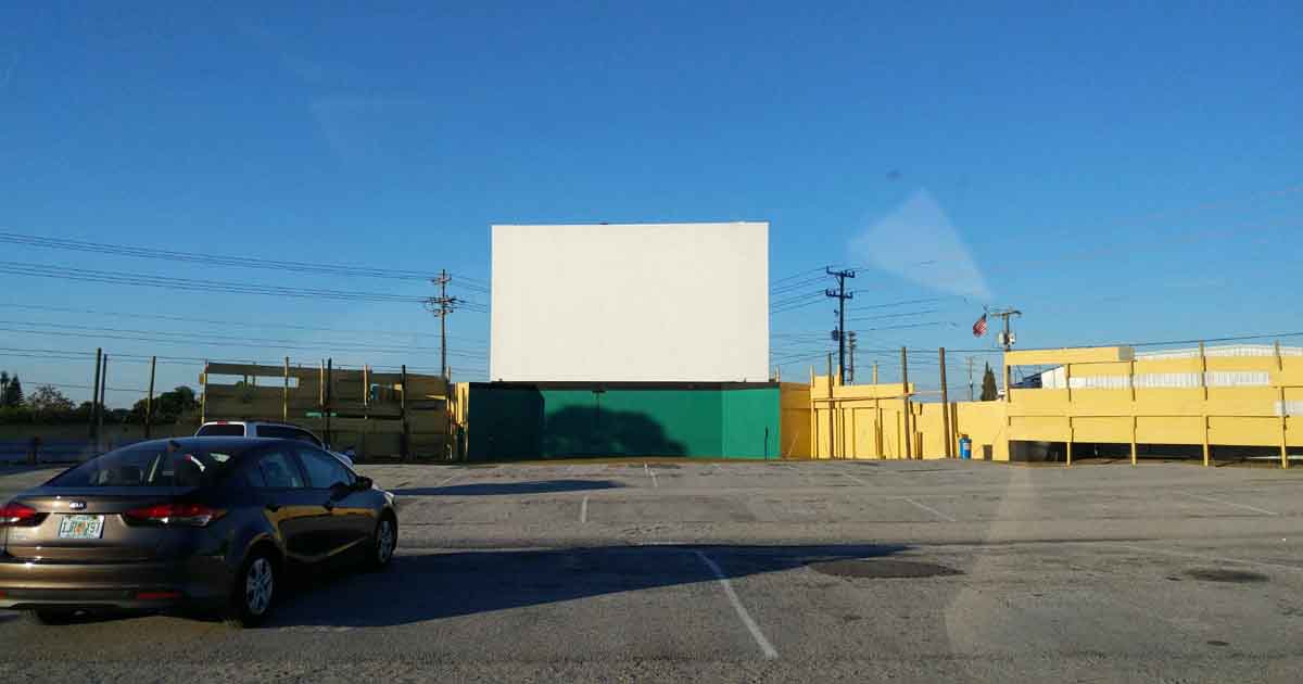 A Trip To This Iconic Florida Drive-In Will Only Set You Back $10 And You'll Never Forget It