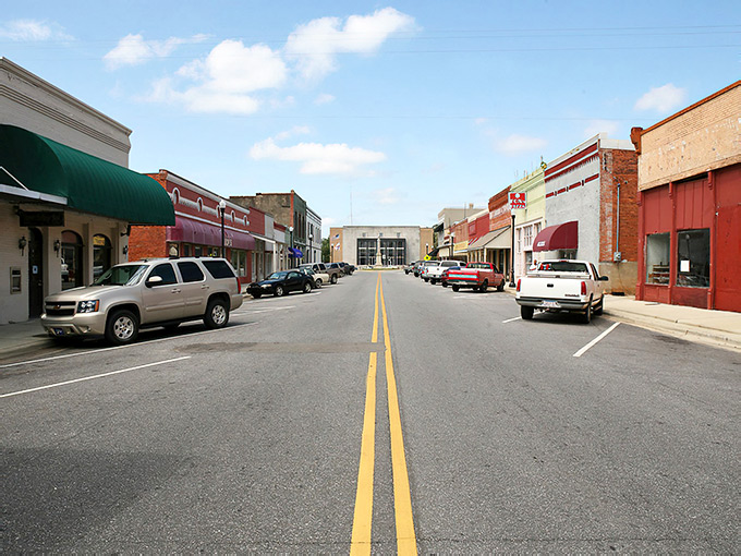 Pictsur Escape To This Picture-Perfect Alabama Town Where Everyday Life Slows Down