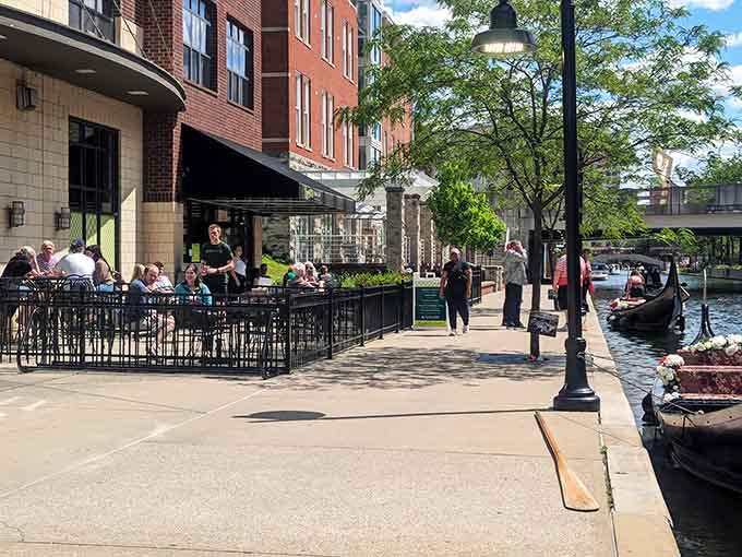 Magnification Call Out This Charming Indiana Outdoor Cafe Might Just Be The Prettiest Al ...