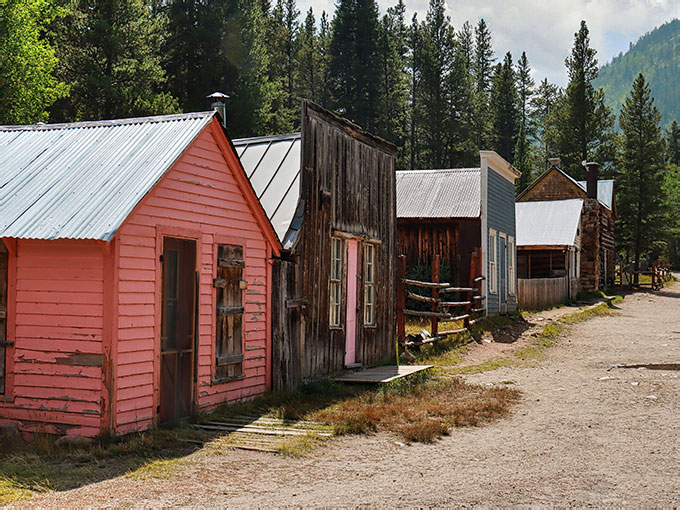 7 Terrifyingly Haunted Places In Colorado That Will Make Your Skin Crawl
