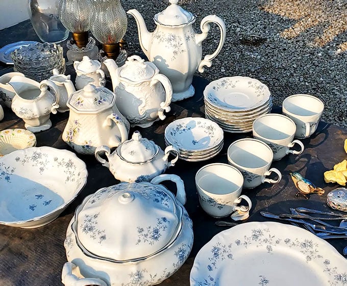 Market Grid Table Visit This Massive Missouri Flea Market Where $25 Goes Further Than You ...