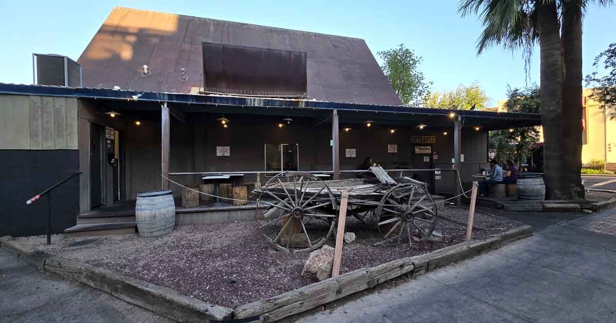 Drive Across Arizona To Try The Mouthwatering Burgers At This Iconic 54-Year-Old Joint Today