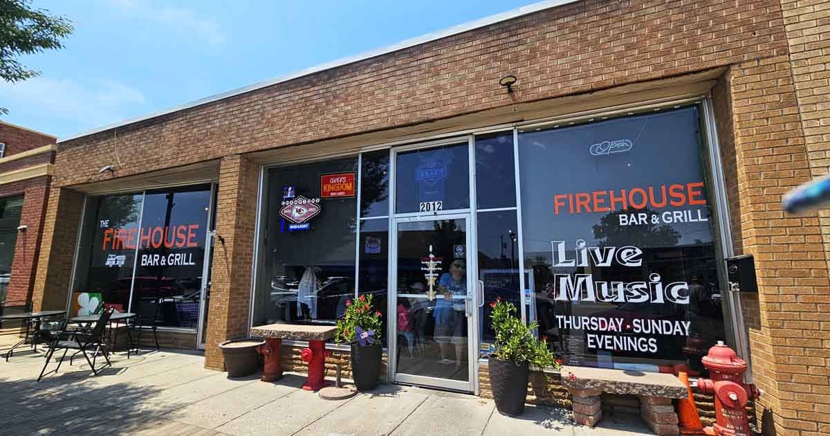This No-Fuss Missouri Restaurant Serves Massive Tenderloins That Hilariously Dwarf Every Single Bun