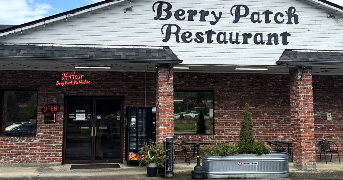 This Quirky Oregon Restaurant Has A 24-Hour Pie Machine For Midnight ...